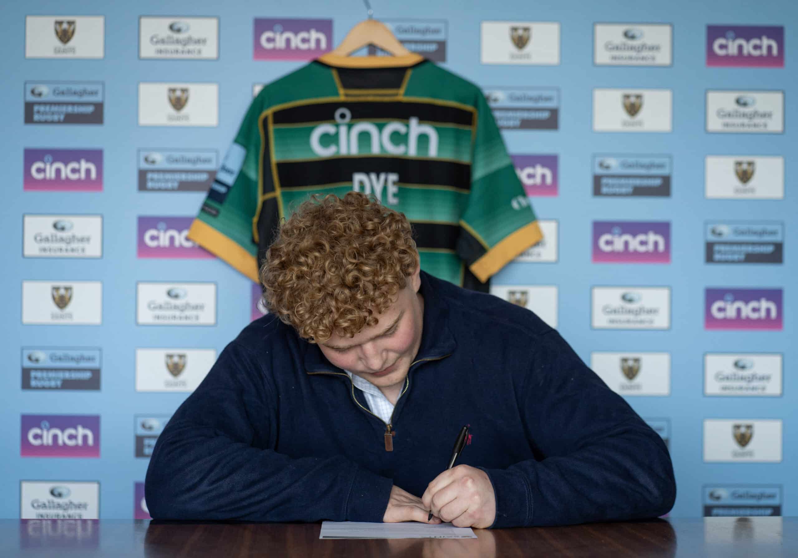 Tom signs pro rugby contract - Ipswich School